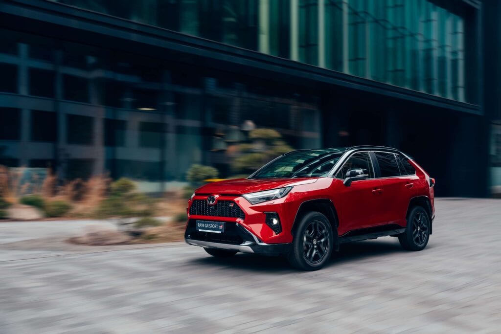 Toyota RAV4 став найпопулярнішим у світі, випередивши Tesla Model Y ...